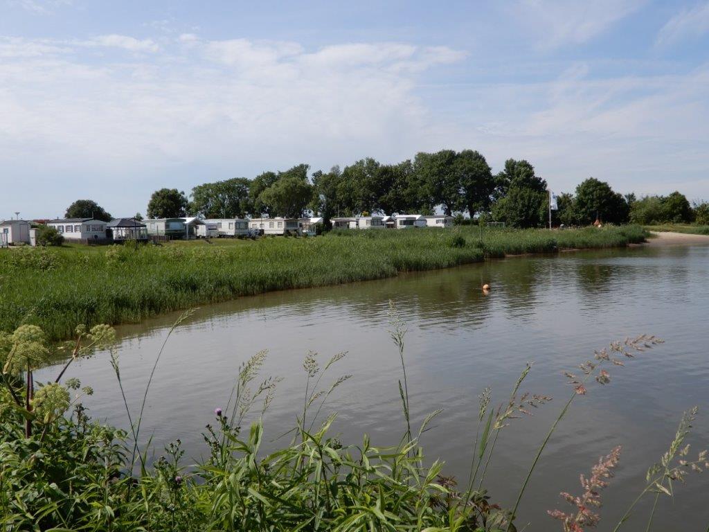 Centraal in Nederland, buitendijks aan een rivier gelegen camping (1,8 ... Centraal in Nederland, buitendijks aan een rivier gelegen camping (1,8 ...